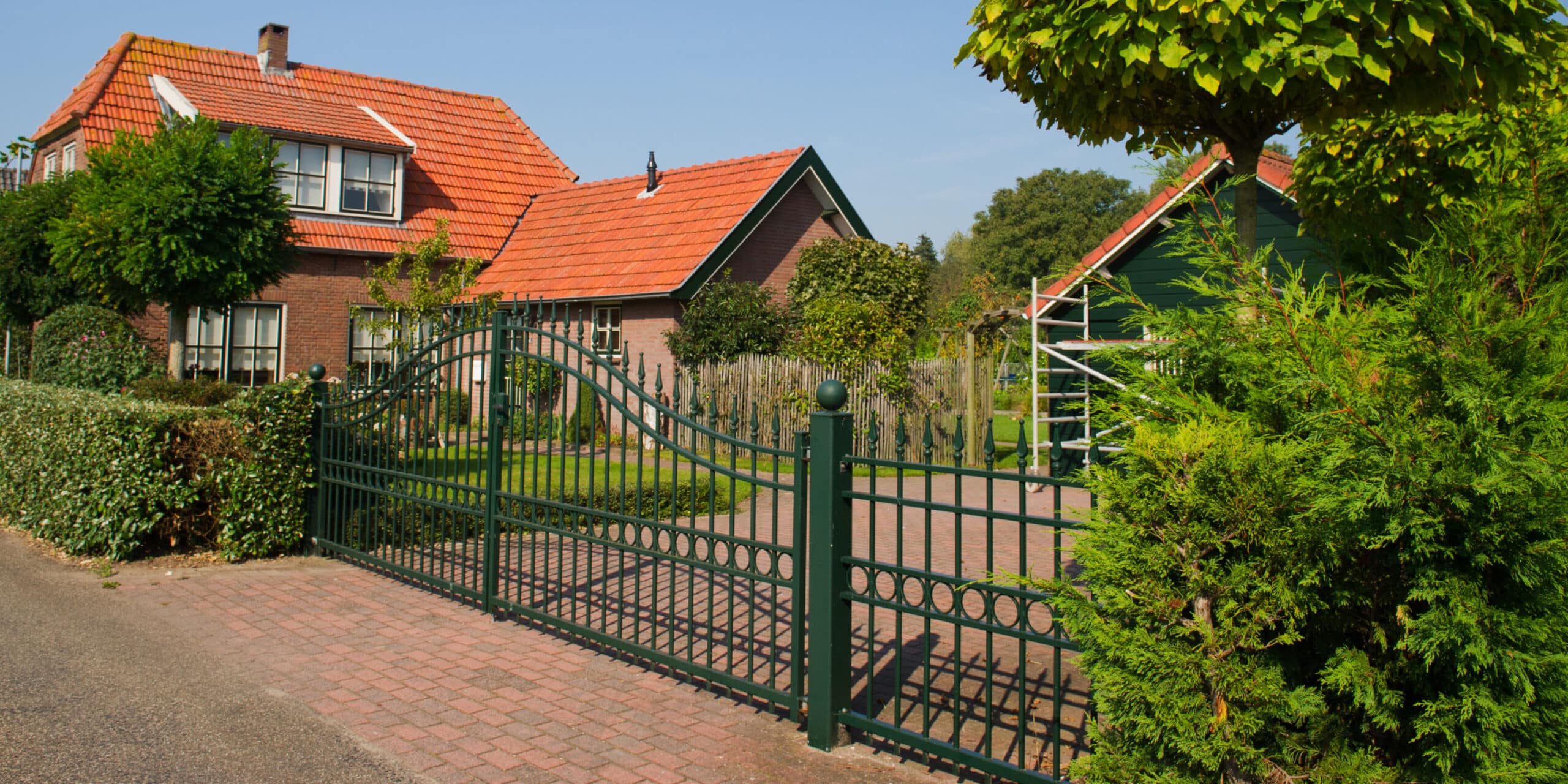 Poort op maat: materialen & prijzen [+ Voorbeelden]